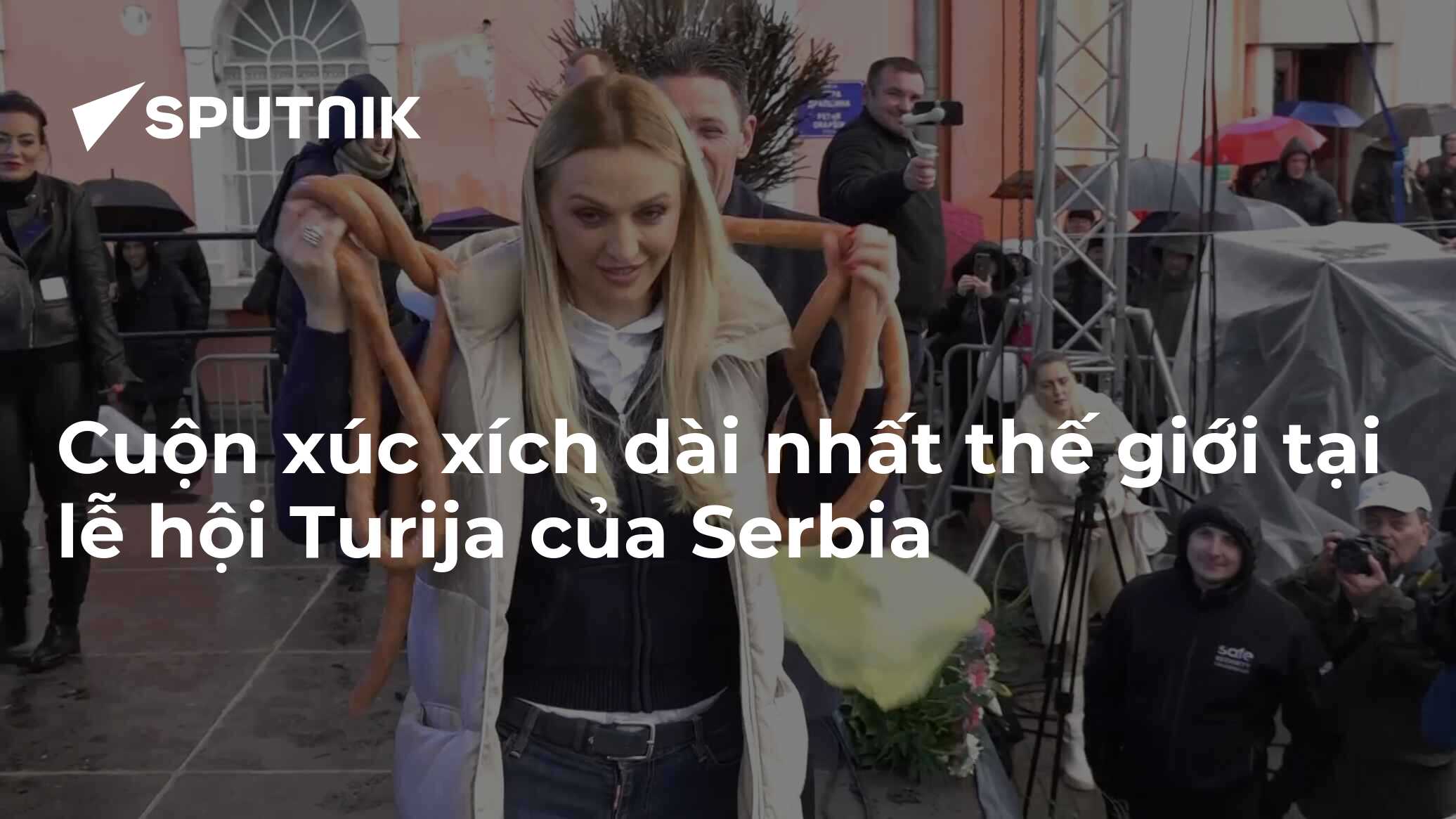 Cuộn xúc xích dài nhất thế giới tại lễ hội Turija của Serbia - 27.02. ...