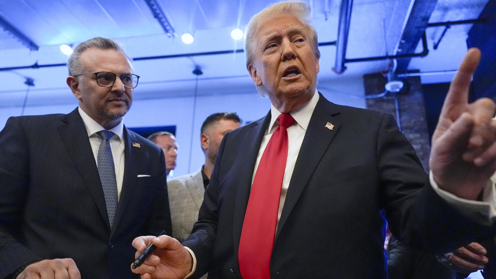 Cố vấn do Trump bổ nhiệm hóa ra lại là một nhân viên bán xe tải - 14.12 ...