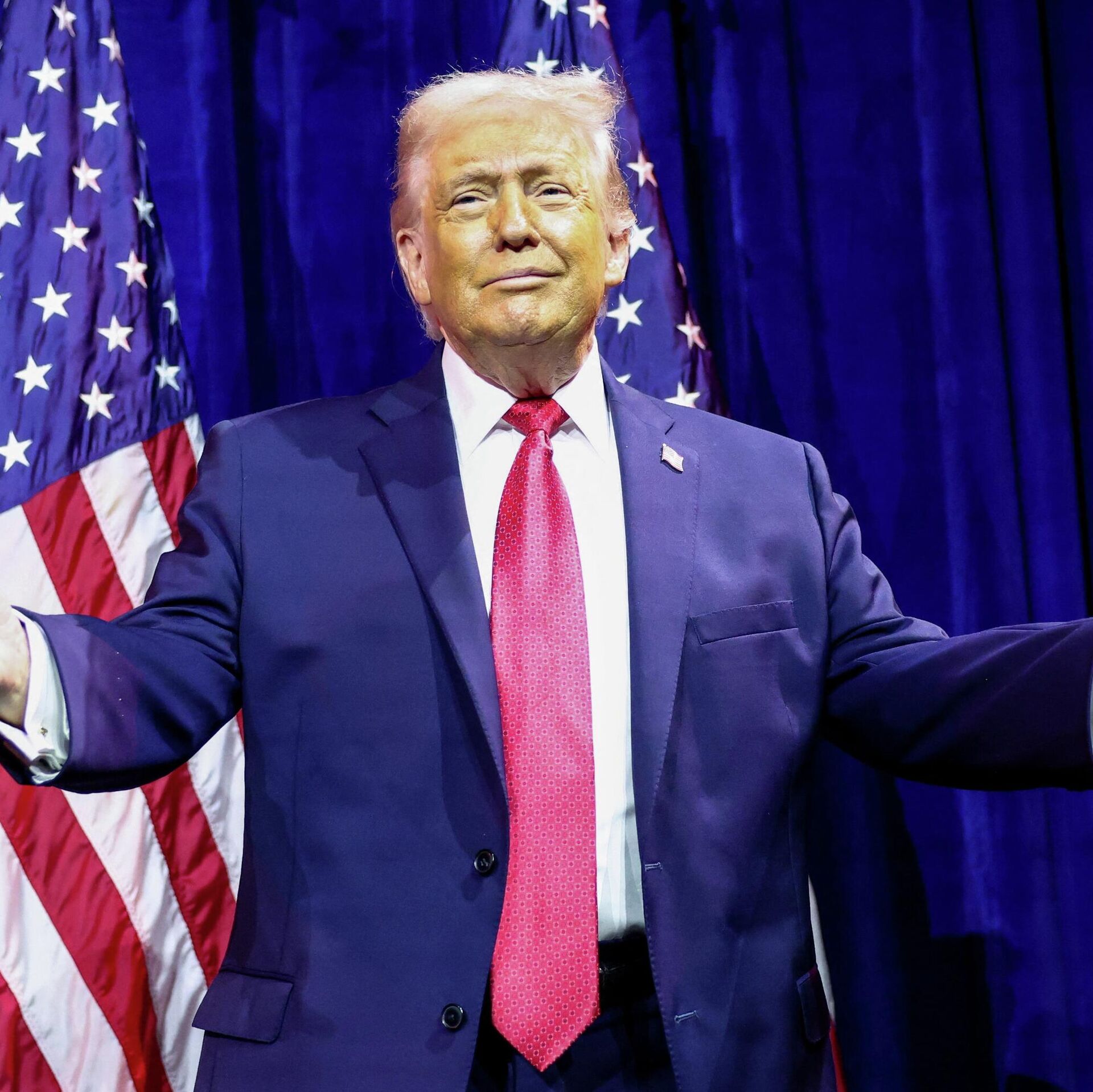 Trong năm đầu cầm quyền, Tổng thống Trump được tặng vương miện, vàng và ...