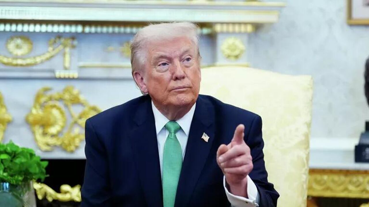 Ông Trump đe dọa sẽ lập tức tiêu diệt bất kỳ tàu thuyền Iran nào vi ...